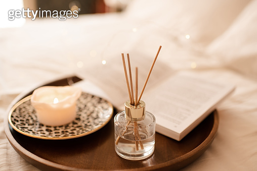 Scented liquid diffuser in glass bottle in bed 이미지 (1419007371) - 게티이미지뱅크