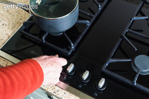 Hand adjusting gas hob dial - reducing energy consumption 이미지 ...