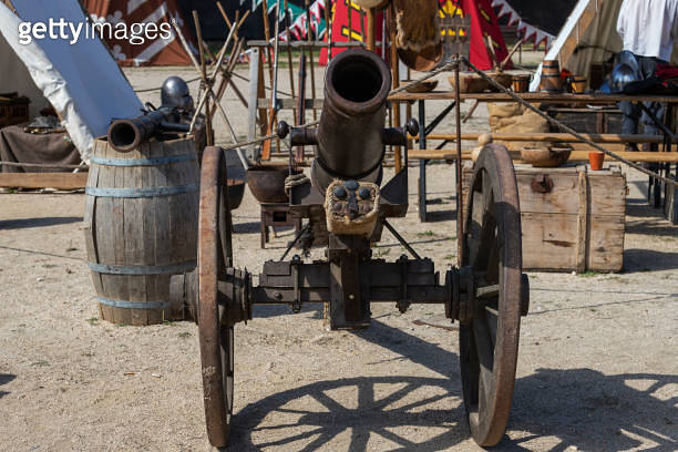 closeup of a military cannon used in the 16th and 17th centuries 이미지 ...