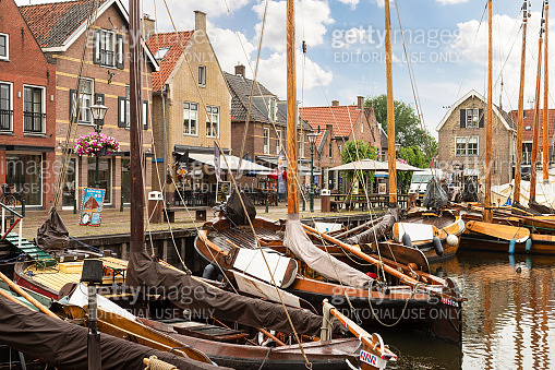 Harbor of the fishing village Spakenburg with old traditional Botter ...