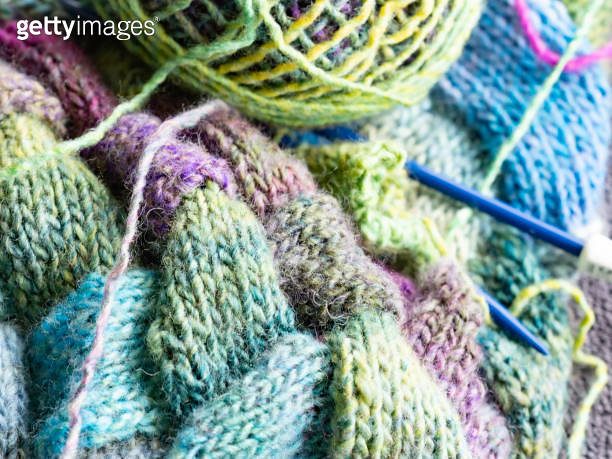 Close up of knitting and brightly coloured wool 이미지 (1372448986) - 게티이미지뱅크