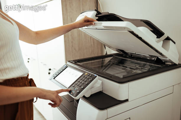 Lady using office equipment 이미지 (1401920524) - 게티이미지뱅크