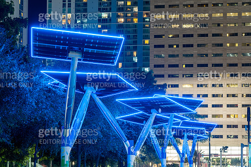 Night photo FPL Solar Trees Downtown Miami FL 이미지 (1366769164) - 게티이미지뱅크