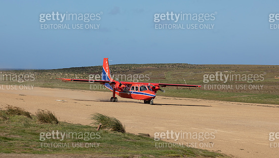 Figas Islander Plane landing on Sea Lion Island, Falklands (1449112600 ...