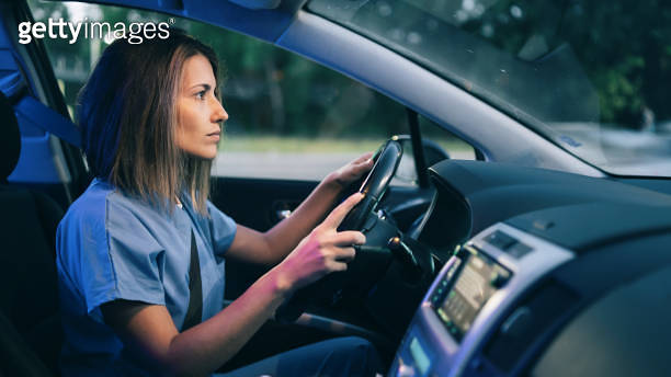 Female doctor driving home after a day's work 이미지 (1413205262) - 게티이미지뱅크