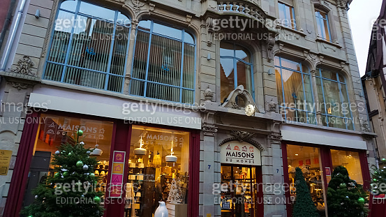 Maisons du Monde logo on Maisons du Monde store. 이미지 (1368525872) - 게티이미지뱅크