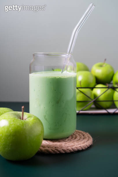 Blended apple smoothie with ingredients selective focus 이미지 (1367151166 ...