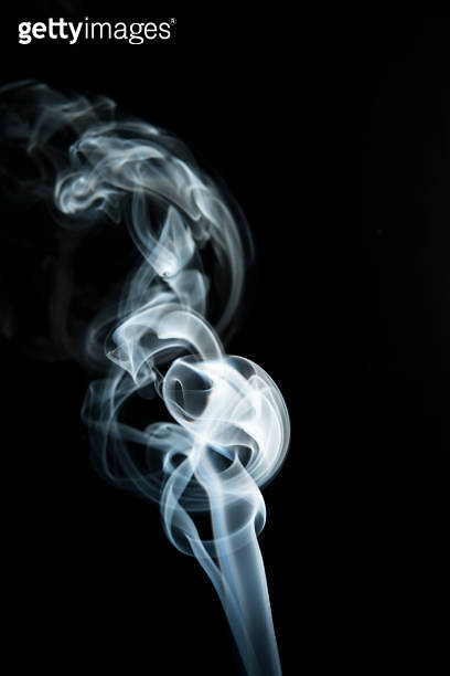 White smoke on black background 이미지 (1368556422) - 게티이미지뱅크