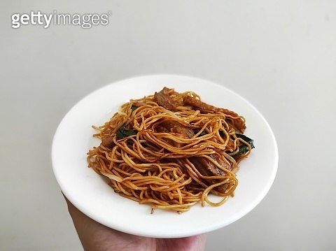 Chinese fried noodle menu on white plate 이미지 (1411188066) - 게티이미지뱅크
