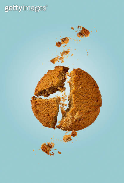 pieces of oatmeal cookies fly on a blue background 이미지 (1410432326 ...