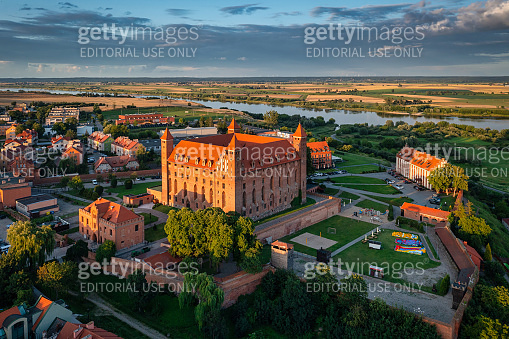 Teutonic castle in Gniew in the light of the setting sun. Poland 이미지 ...