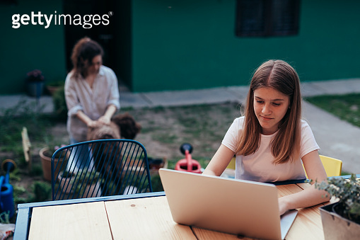 teenager girl using laptop computer outdoor in backyard 이미지 (1442418802 ...