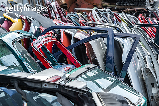 different colored car doors at a car junkyard 이미지 (1396792564) - 게티이미지뱅크