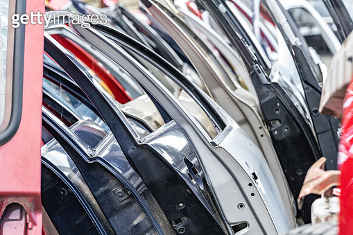 different colored car doors at a car junkyard 이미지 (1396788563) - 게티이미지뱅크