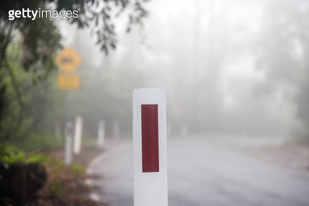 Road safety guide post with red reflector 이미지 (1407242282) - 게티이미지뱅크