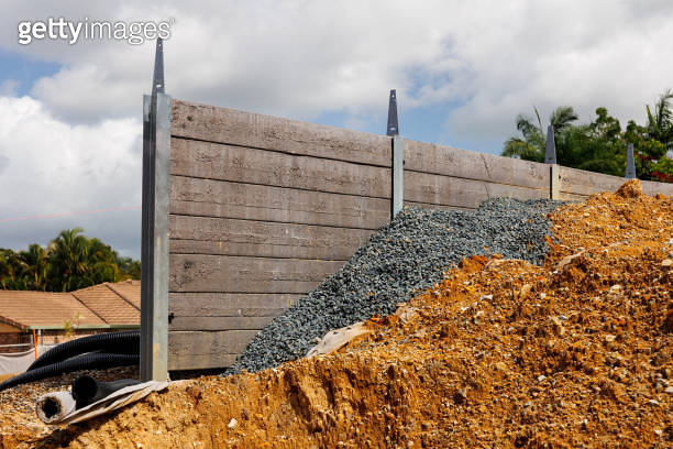 Concrete sleeper retaining wall on housing development site 이미지 ...