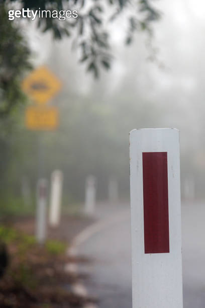 Road safety guide post with red reflector 이미지 (1407242275) - 게티이미지뱅크