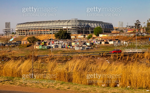 Informal housing in front of Stadium in Soweto 이미지 (1441845575) - 게티이미지뱅크