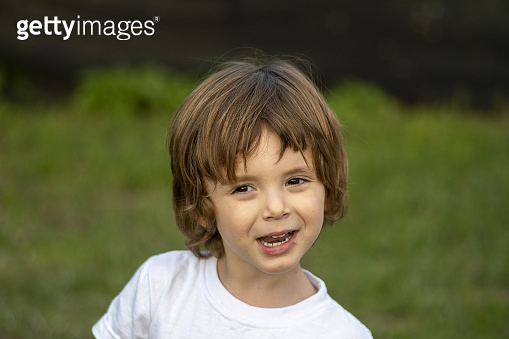 Shallow focus shot of a cute cheerful Caucasian boy outdoors 이미지 ...