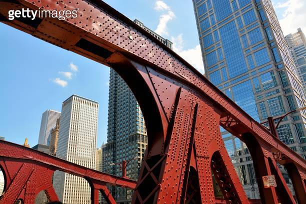 Low angle shot of a red iron bridge and high-rise buildings Chicago 이미지 ...