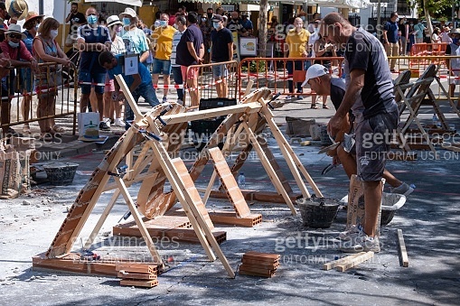 Masons building a brick arch in the Plasencia Malpartida Masonry ...