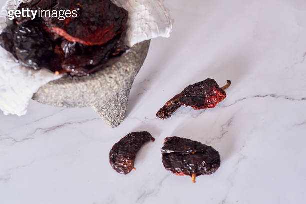Fresh pasilla chilies on molcajete. Mexican culture. 이미지 (1382376592 ...