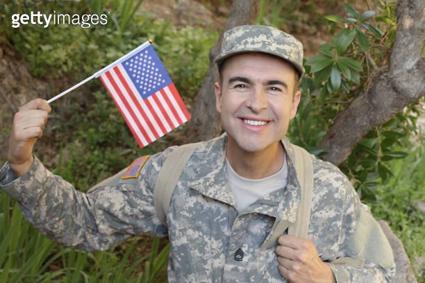 Proud US army soldier waving the American flag 이미지 (1371288773) - 게티이미지뱅크