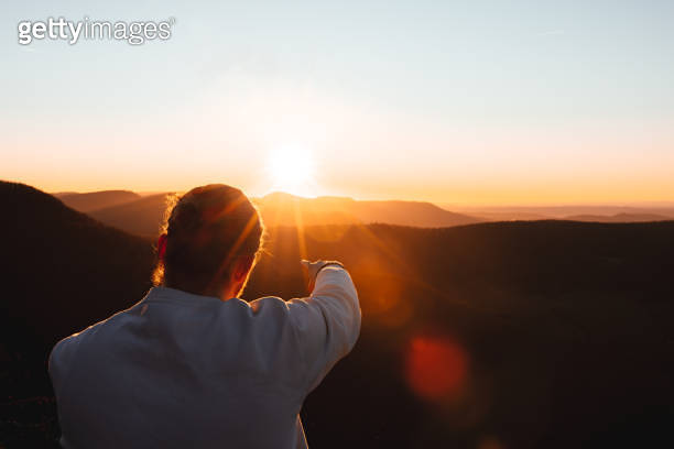 Pointing towards the sun at sunset from Mountain Top 이미지 (1385808735 ...