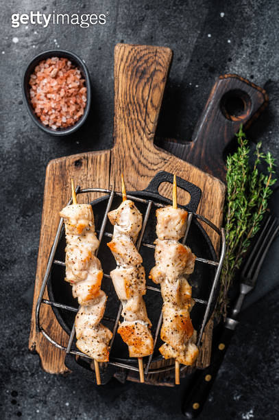 Grilled Chicken skewers souvlaki, poultry meat shish kebab. Black background. Top view 이미지 ...