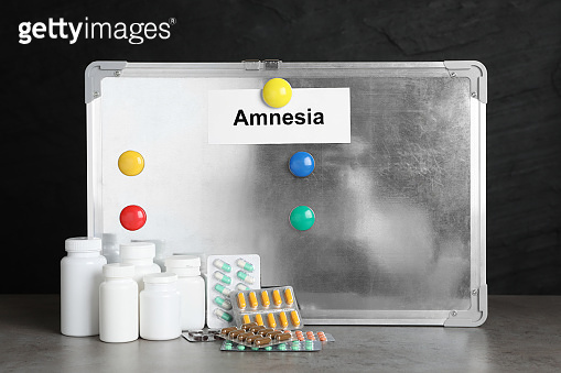 Magnetic board with word Amnesia and drugs on light grey table 이미지 ...