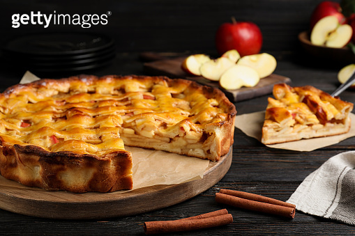 Traditional apple pie on black wooden table 이미지 (1389518416) - 게티이미지뱅크