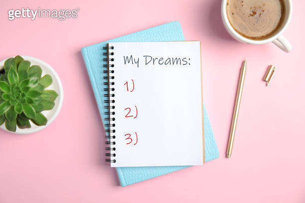 Notebook with dreams list on pink table, flat lay 이미지 (1370693930) - 게티 ...