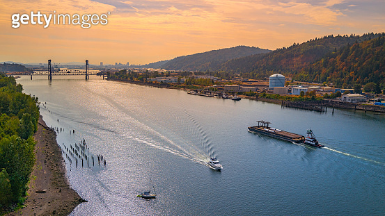 Autumn sunset landscape over Willamette River in Portland, Oregon State ...