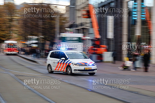 police car rushing with siren on the street 이미지 (1366158162) - 게티이미지뱅크