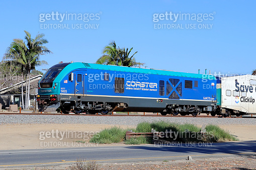 COASTER Commuter Train passing downtown Encinitas 이미지 (1406958316) - 게티 ...