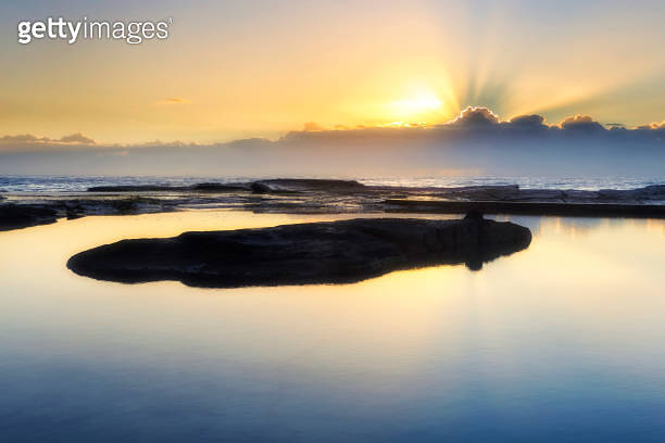 Sea Curl curl pool rise reflect 이미지 (1373246898) - 게티이미지뱅크