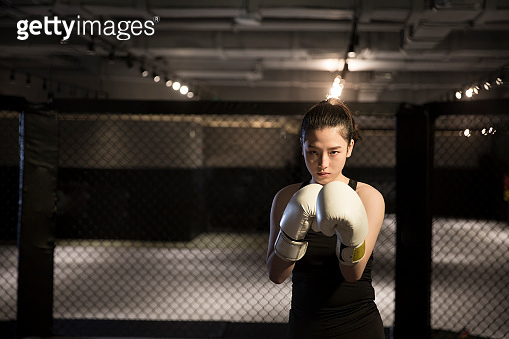 Young female boxer hissing furiously in the boxing pool 이미지 (1444867569 ...