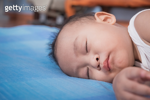 Relaxing cute Asian newborn baby boy lying fast sleeping 이미지 ...