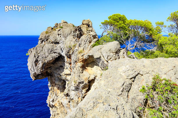 Wild cliffs in Mallorca near the ruta de Muleda 이미지 (1368669276) - 게티이미지뱅크