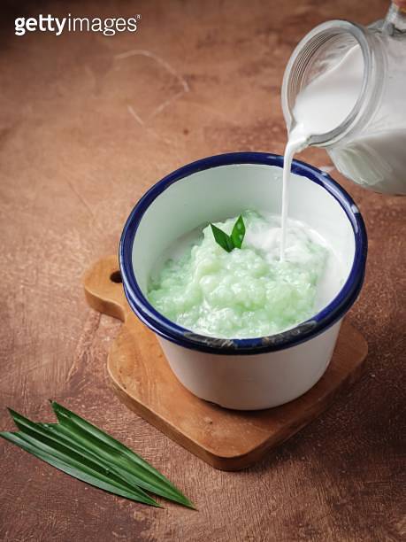 pour coconut milk into pandan rice porridge (1439458152) - 게티이미지뱅크