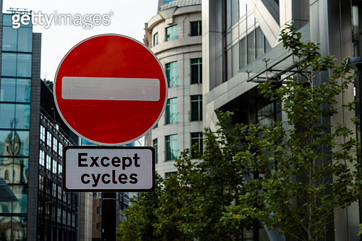 A no entry except for cycles sign in a city 이미지 (1424917332) - 게티이미지뱅크