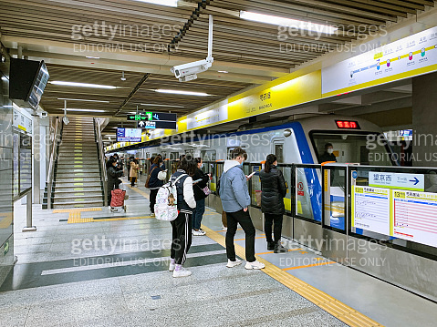 Beijing Subway Line 13, SHAOYAOJU Station Platform (1397009766) - 게티이미지뱅크