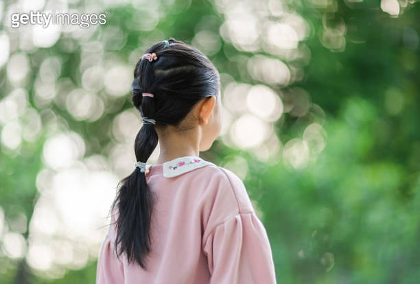 Little Girl Back View (1391407433) - 게티이미지뱅크