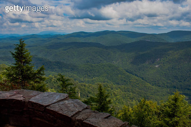 Blue Ridge mountain views from the Chestoa overlook (1421132088) - 게티이미지뱅크
