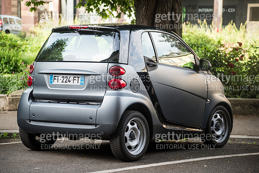 Rear view of grey smart car parked in the street (1398919486) - 게티이미지뱅크