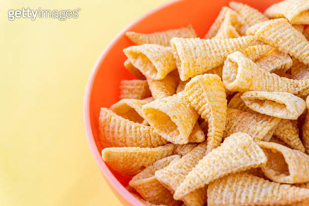 bowl with conical shaped baked corn snacks 이미지 (1371161881) - 게티이미지뱅크