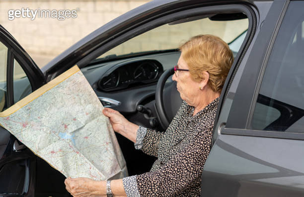 Senior woman searching direction inside car 이미지 (1435905323) - 게티이미지뱅크