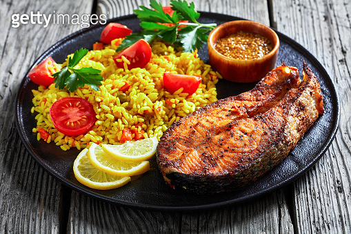 oven baked salmon steak with yellow rice (1361979408) - 게티이미지뱅크