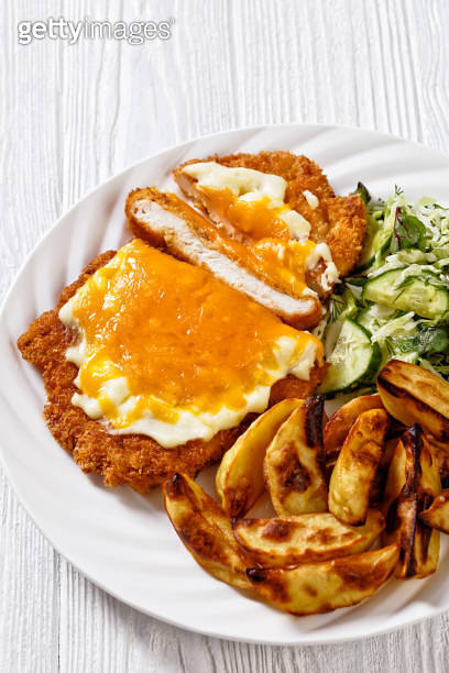 chicken parmo with coleslaw and roast potatoes (1401910543) - 게티이미지뱅크