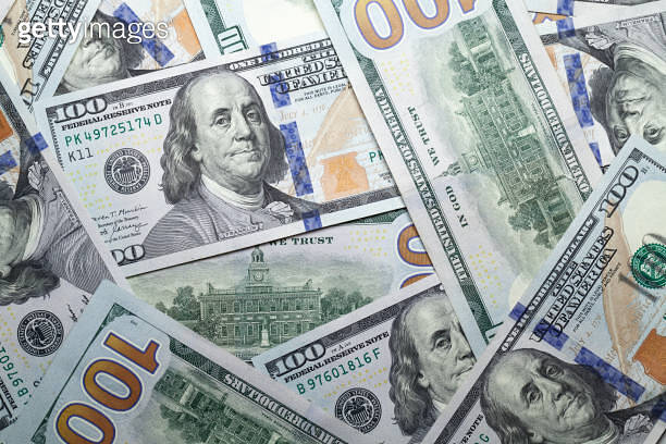 USD One Hundred Dollars notes covers a table. 이미지 (1372316941) - 게티이미지뱅크